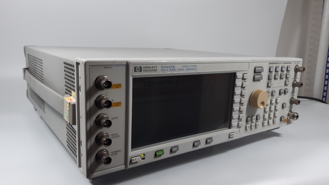 DOULTECH - Agilent/HP/Signal Generator/E4432B/1E5/UN8/UN7/UNA